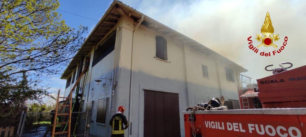 Granarolo. Incendio in una palazzina, crolla parte del tetto - èTV Rete 7