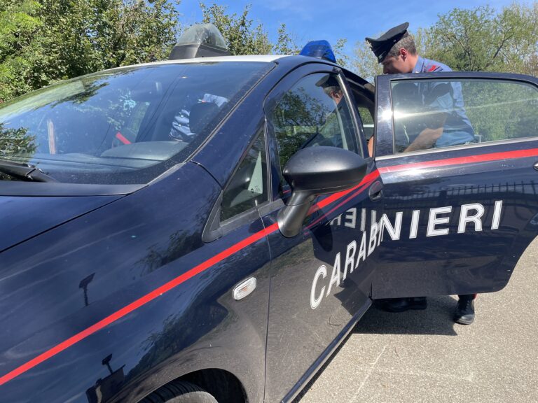 I vicini si lamentano per il volume e lui estrae la pistola - èTV Rete 7