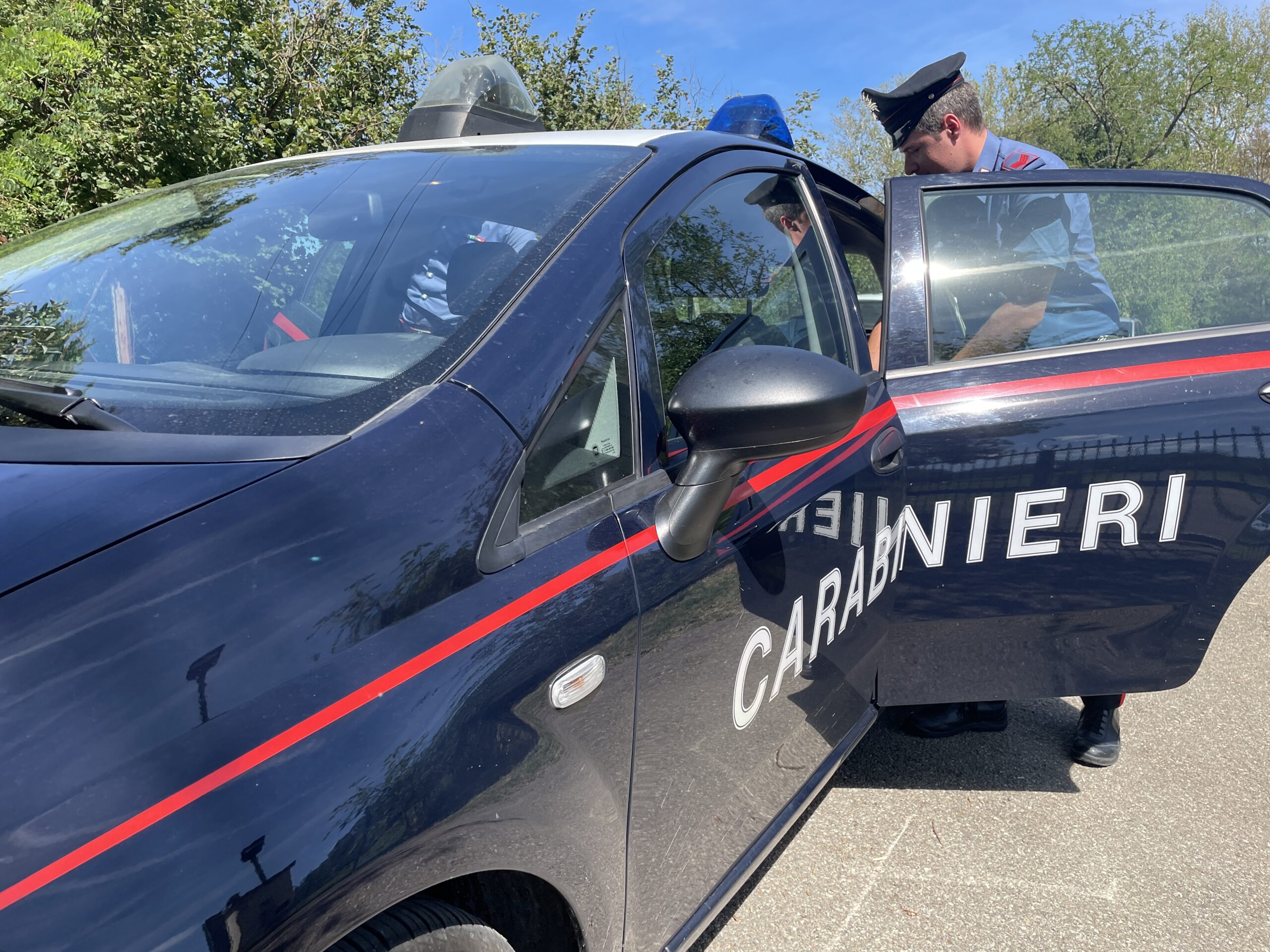 I vicini si lamentano per il volume e lui estrae la pistola - èTV Rete 7