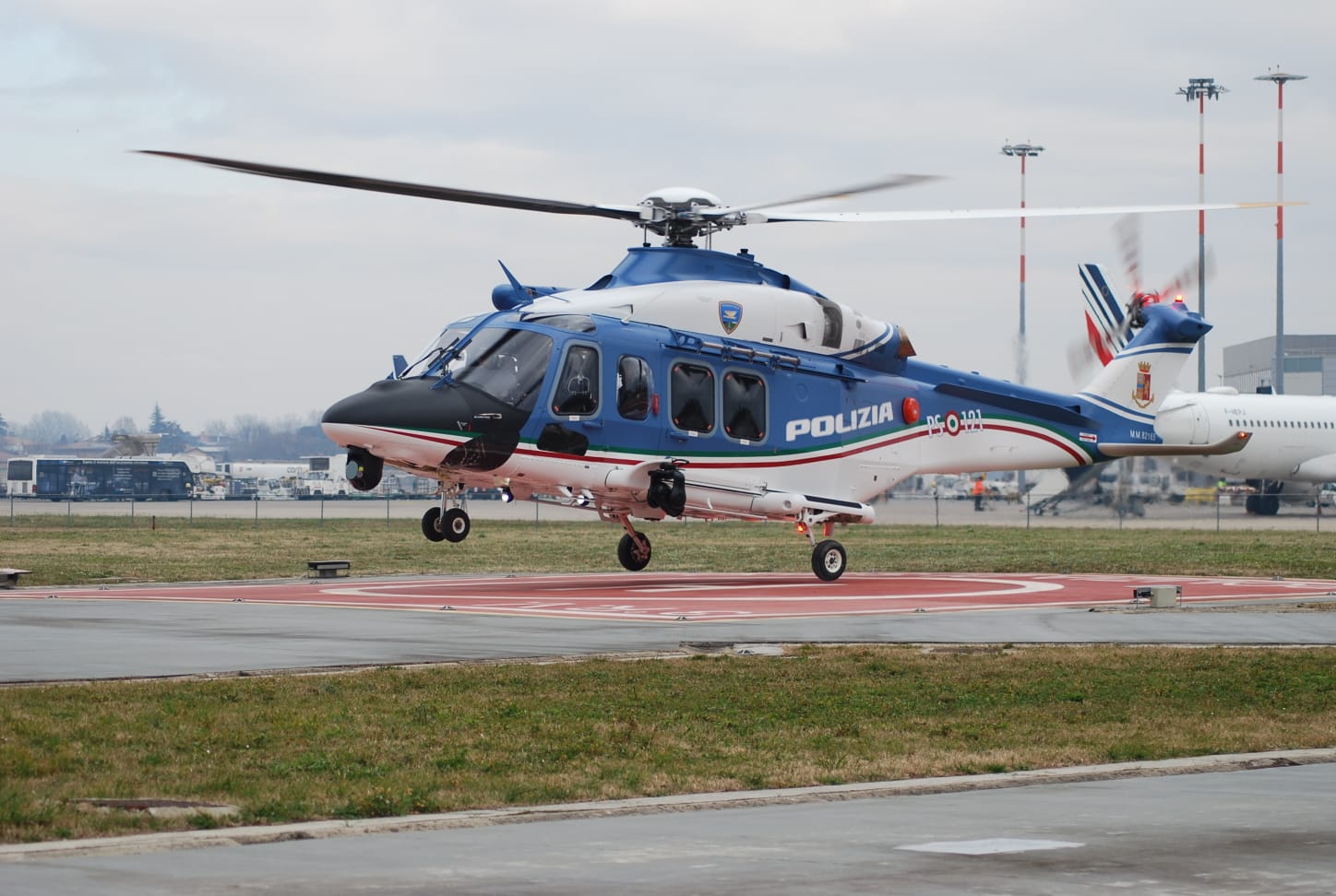 Polizia: ecco il nuovo elicottero con telecamere e kit per la discesa ...